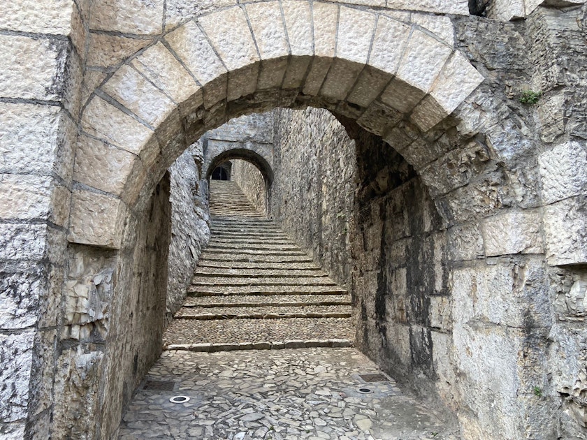 Si illumina dopo 4 anni la Strada del Soccorso del Castello di Brescia ...